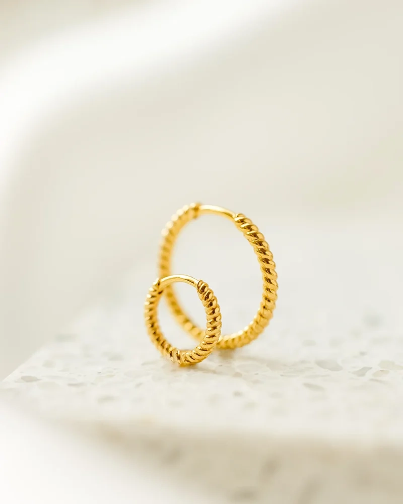 Beloved Twisted Medium Hoops Gold • Syster P • Snabb leverans & Gratis paketinslagning