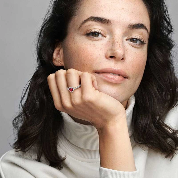 Elevated Red Heart Ring - PANDORA - Nordicspectra.fi